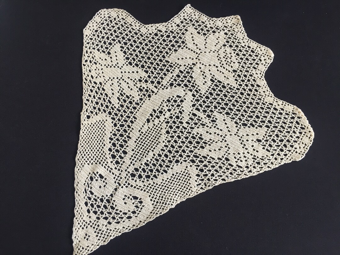 Cream/ivory Coloured Filet Crochet Lace Triangle Panel With Daffodils ...