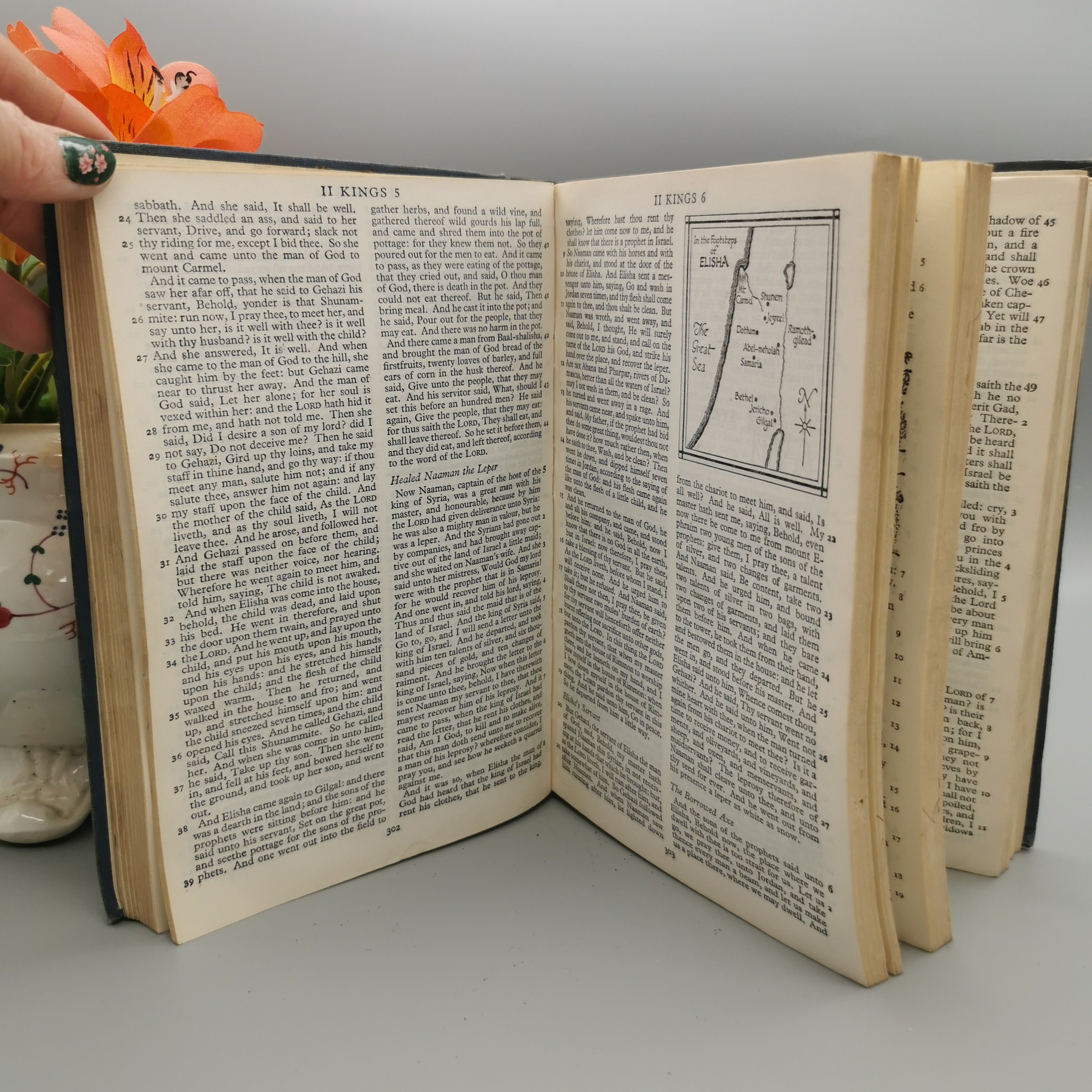 Vintage 1961 Bible With Some Black and White Illustrations. Clothbound ...