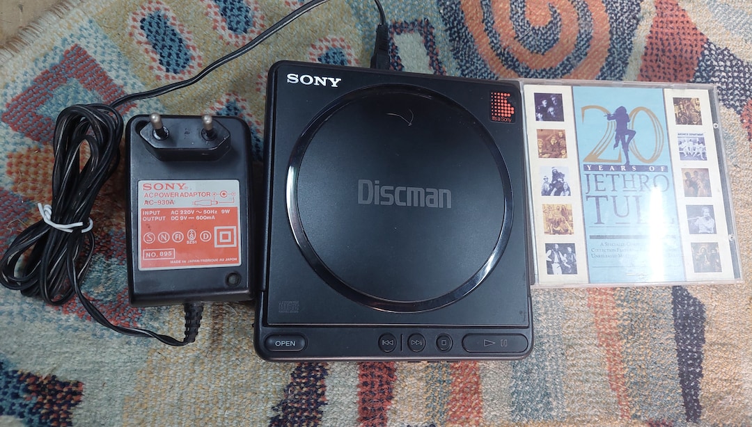 Sony Discman D-4 Portable CD Player Carry Case Battery and Ac Adaptor ...