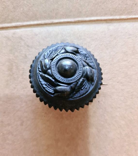 Victorian Whitby jet brooch 4 cms. diameter - Gem
