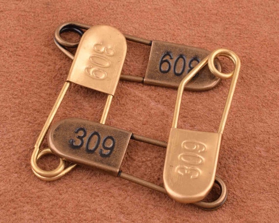 Numbered safety pins store