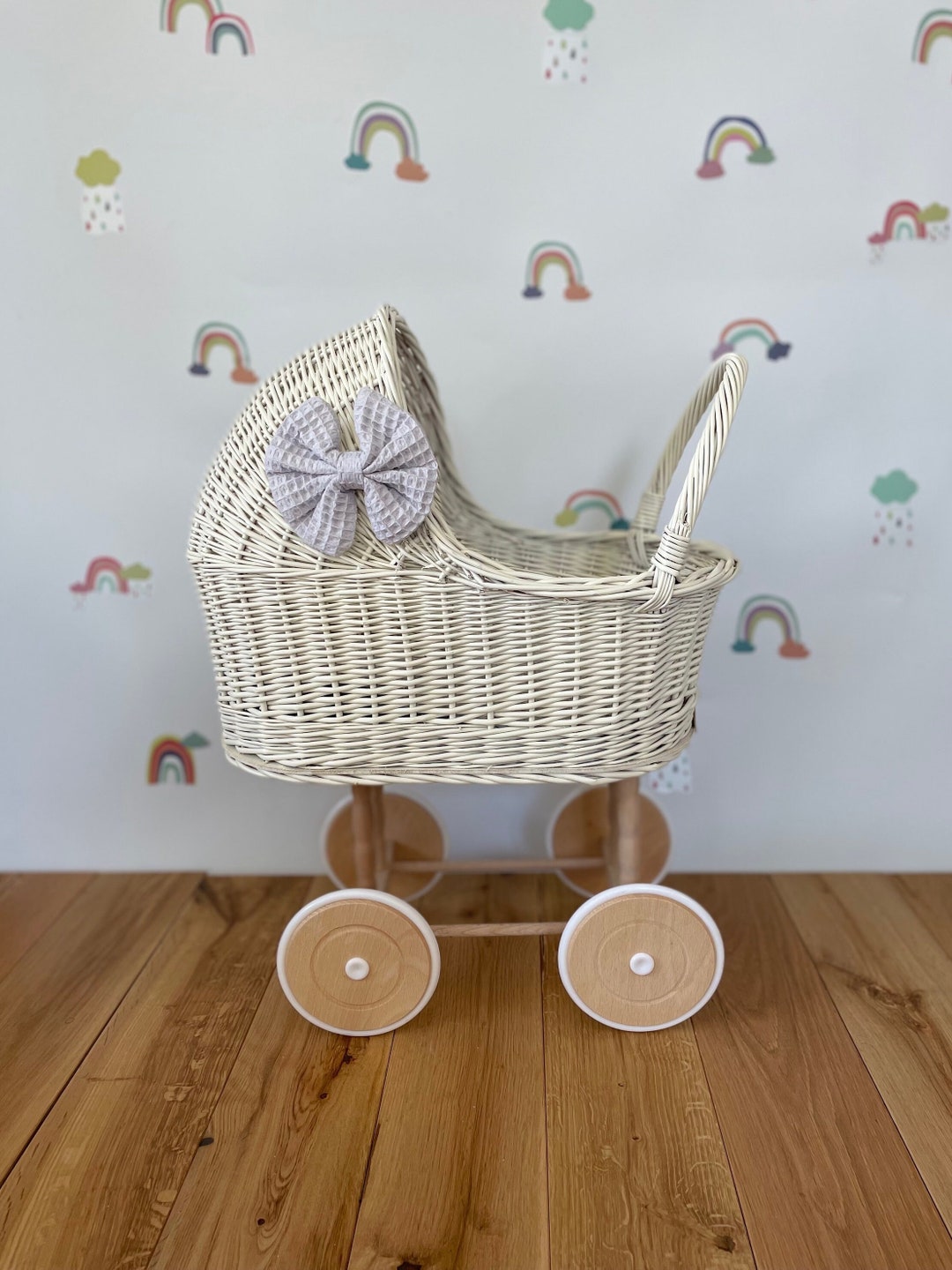 Wicker Pram With Bow, Tall Dolls Pram, Bow and Bedding Included. Cream ...
