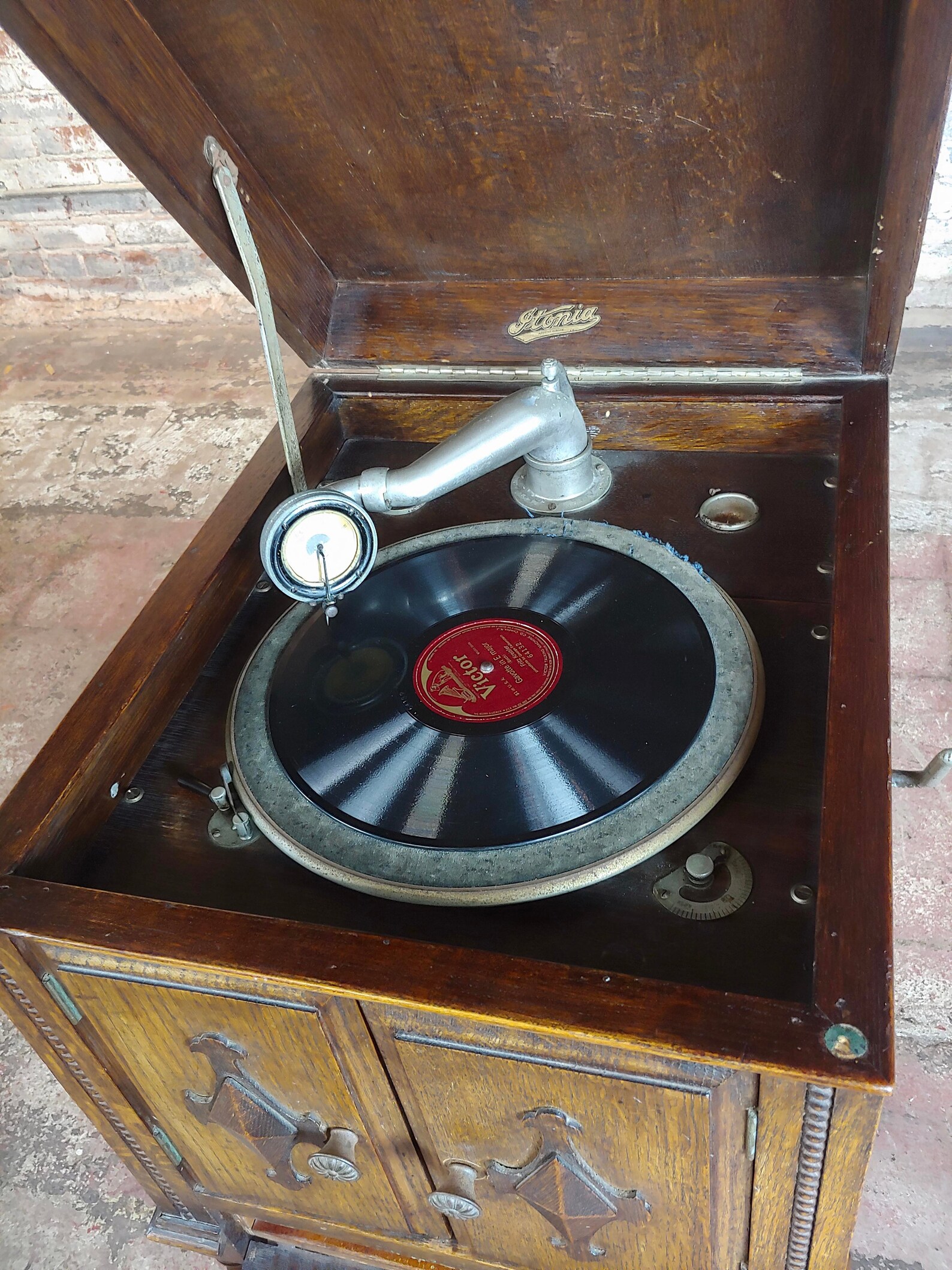 Itonia "hand Crank" Gramophone W/beautiful Carved Oak Cabinet C.1910's ...