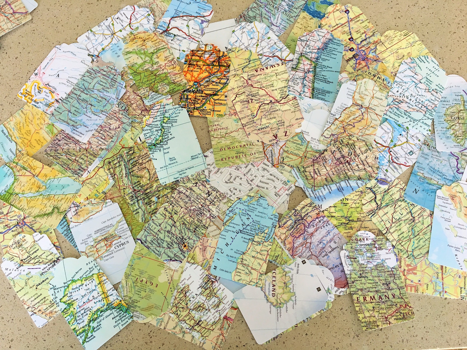 MAP GIFT TAGS / Recycled Upcycled Vintage Atlas Maps With Hole and ...