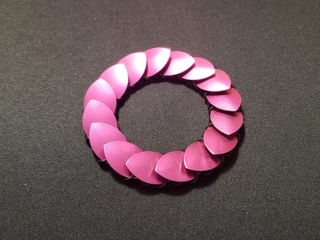 Brazalete elástico de escamas de dragón Aluminio anodizado rosa - Etsy ...