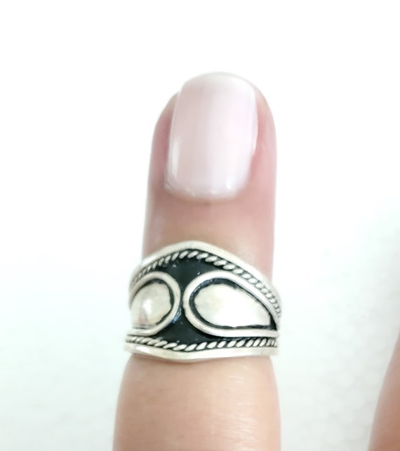 antique Tuareg elevated engraved table silver ring si… - Gem
