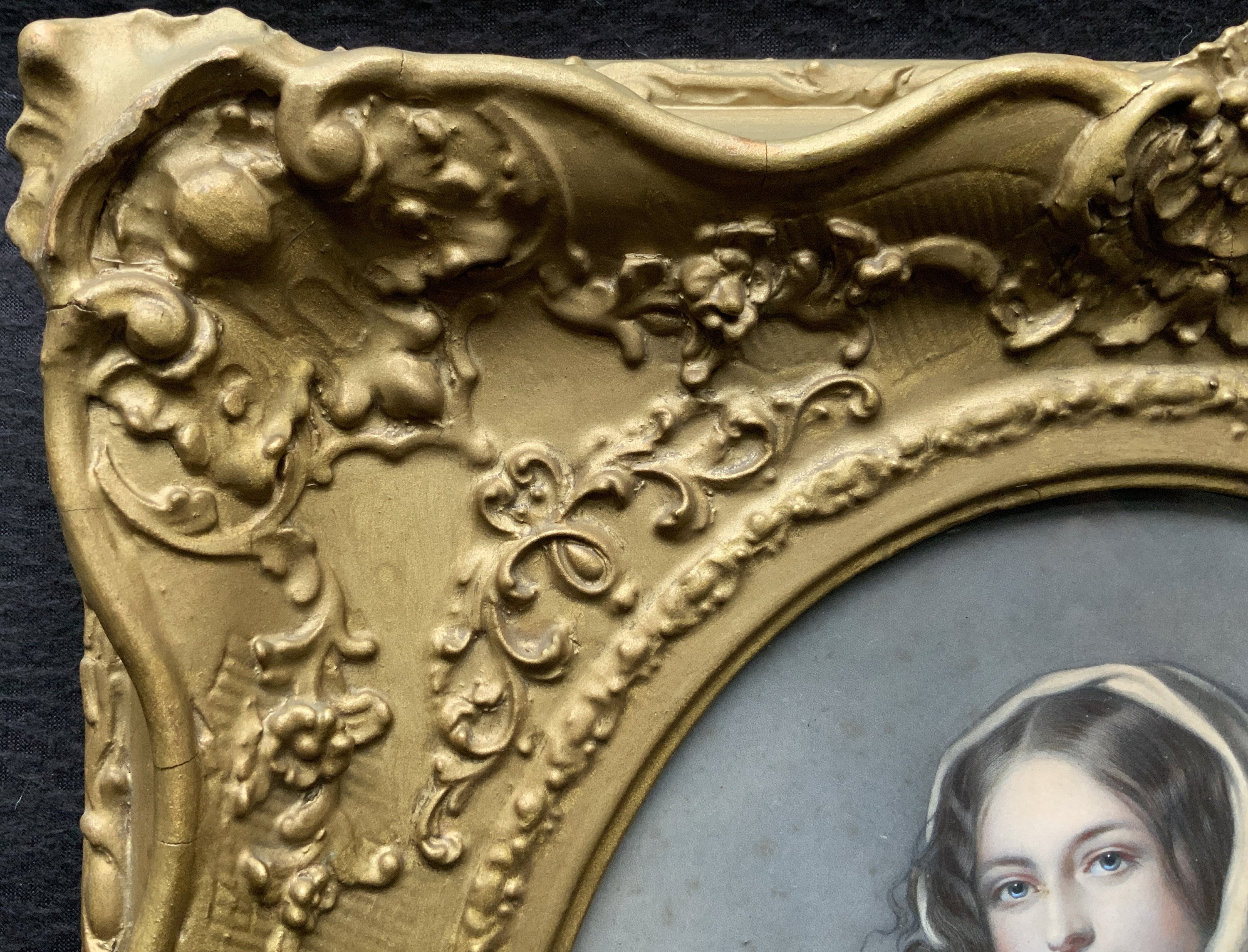 Beautiful 19th-century Period Antique Oval Gesso and Giltwood Scrolled ...