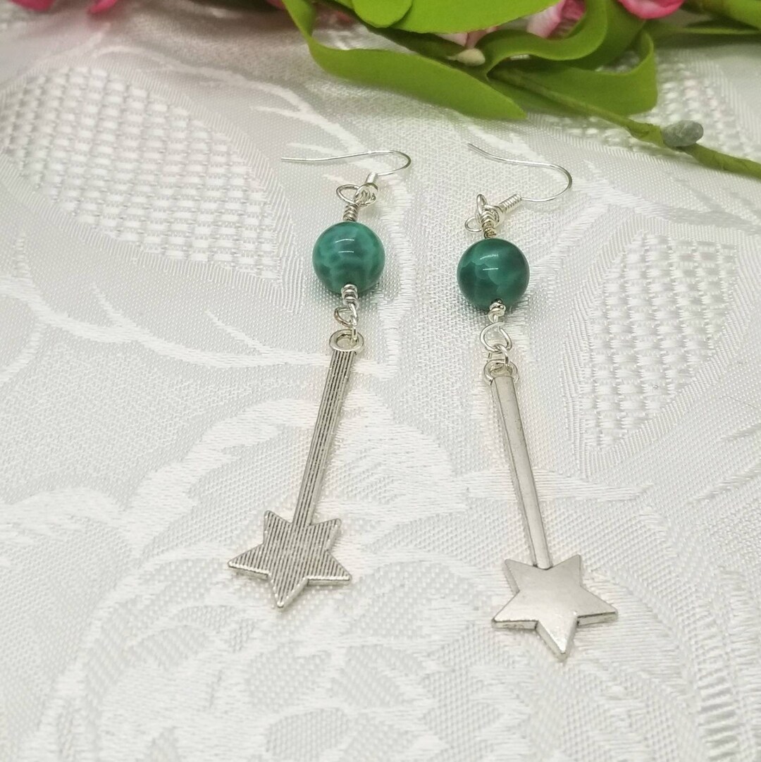 Star Batons & Peacock Bead Pendientes en alambres de orejas de elfina ...