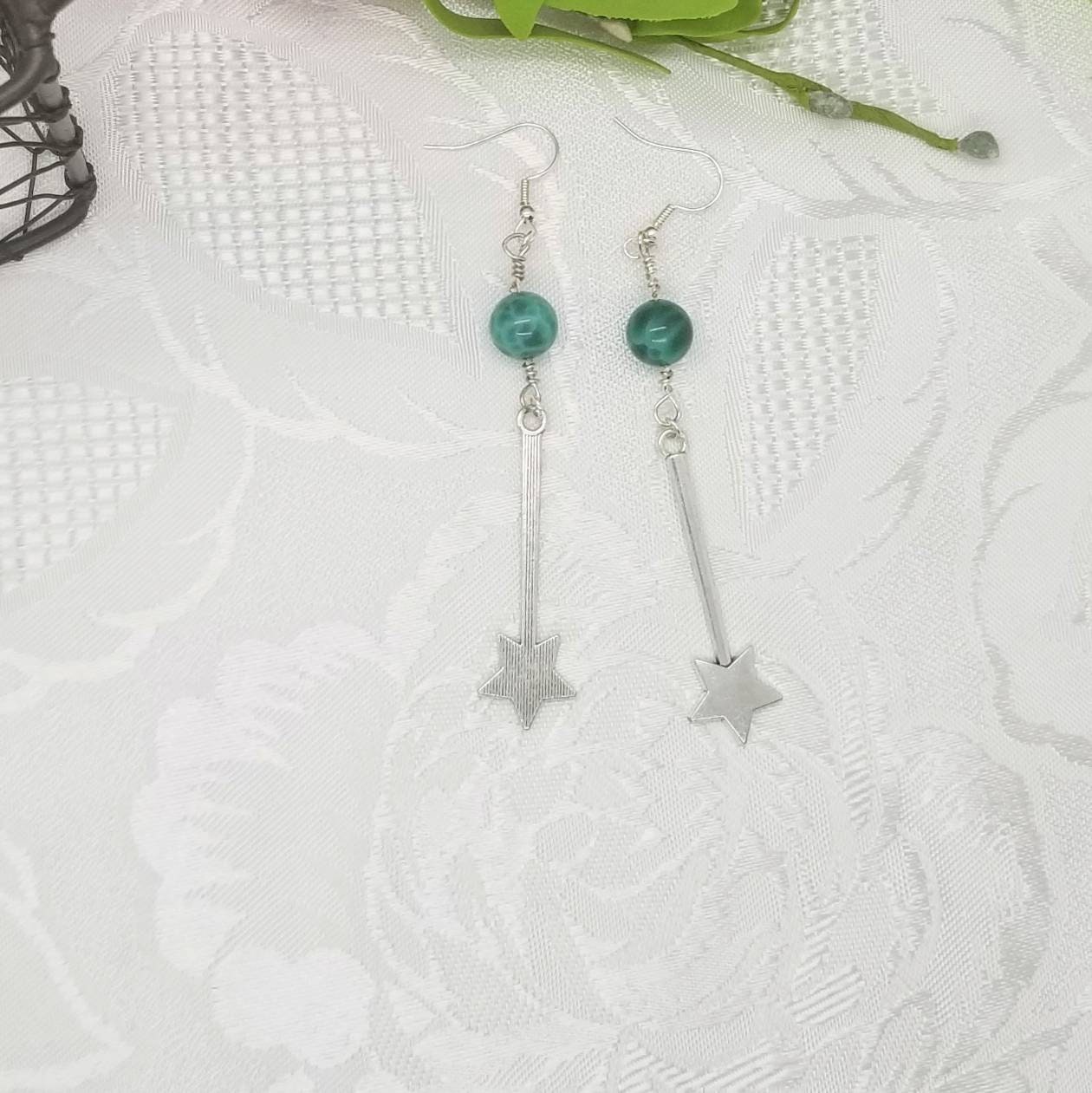 Star Batons & Peacock Bead Pendientes en alambres de orejas de elfina ...