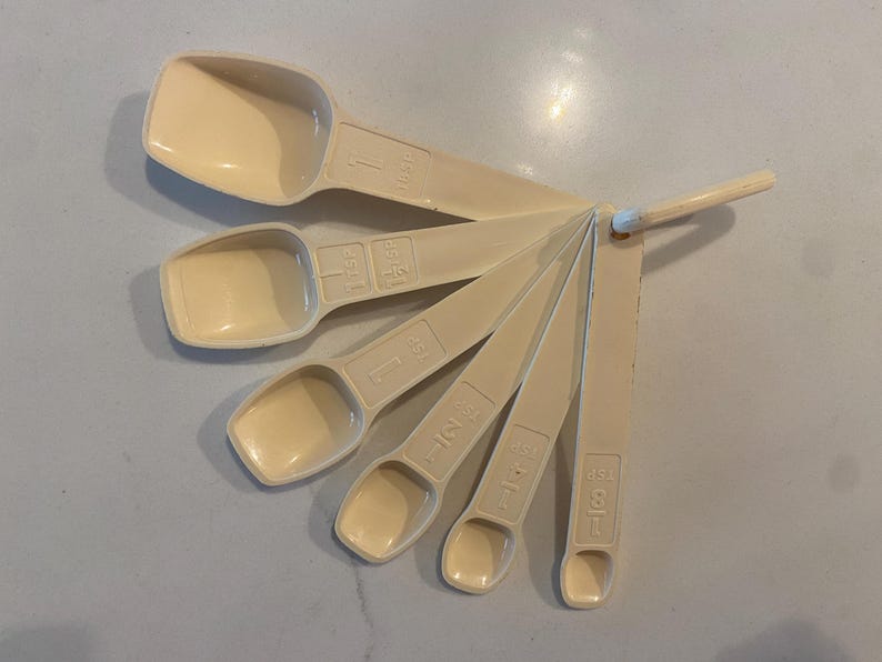 Vintage Tupperware Measuring Spoons, Complete 7-piece Tupperware Almond ...