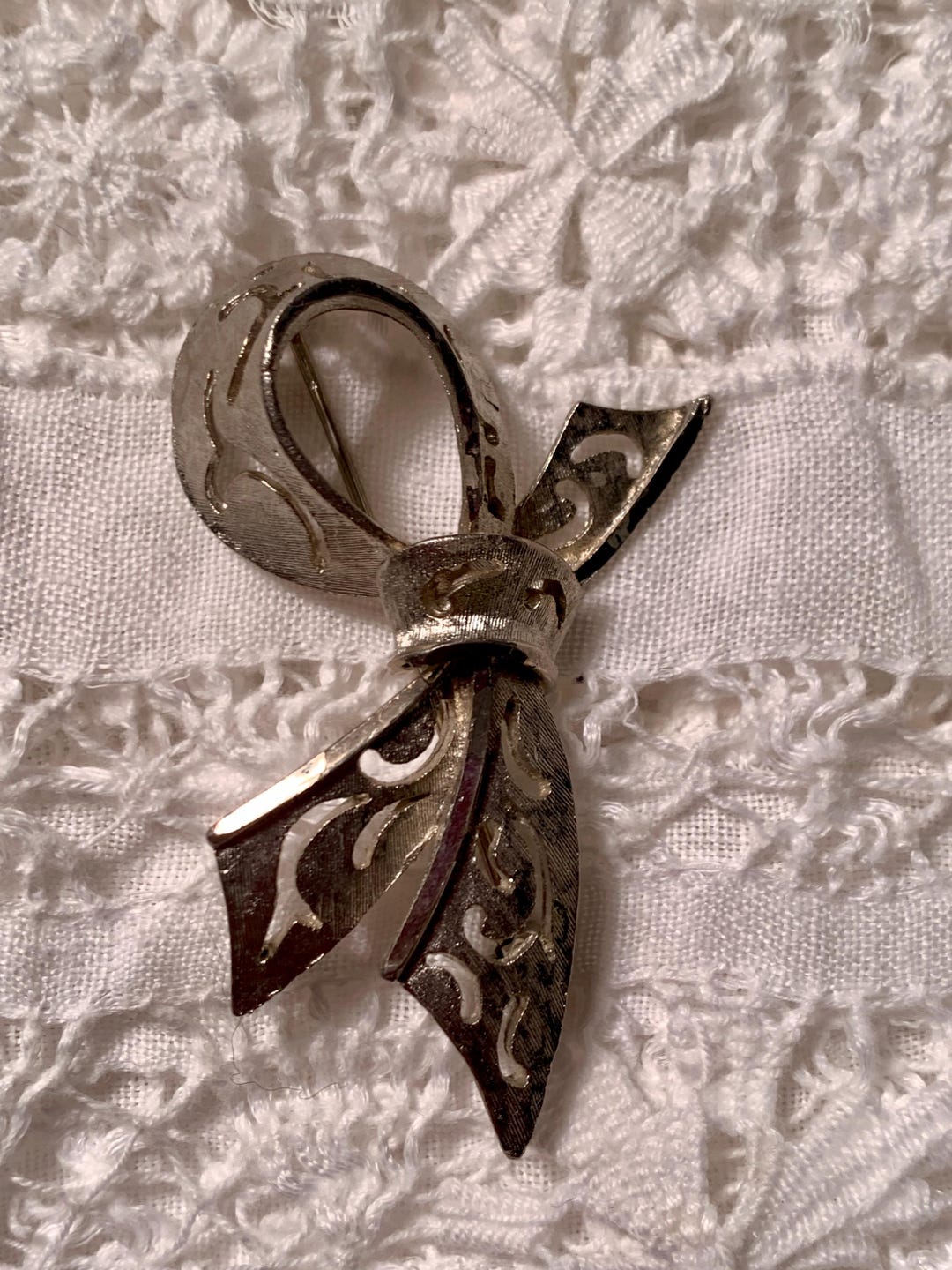 Brooch BSK Ribbon Looped Curled Cut-out Designs - Textured Silver Tone ...