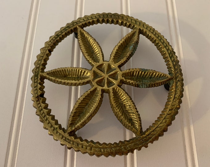 Vintage Brass Flower Trivet- Flower Trivet With Sawtooth Edge-brass ...