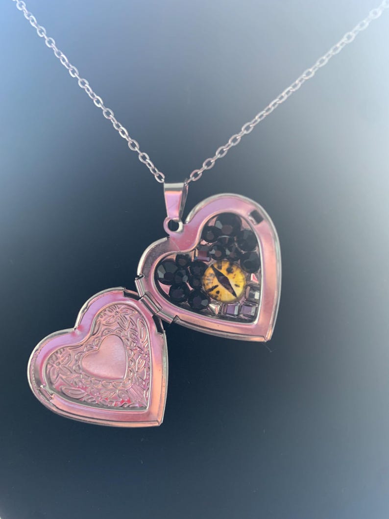 GEM Locket/pendant-fourth Wing Inspired-tairn - Etsy