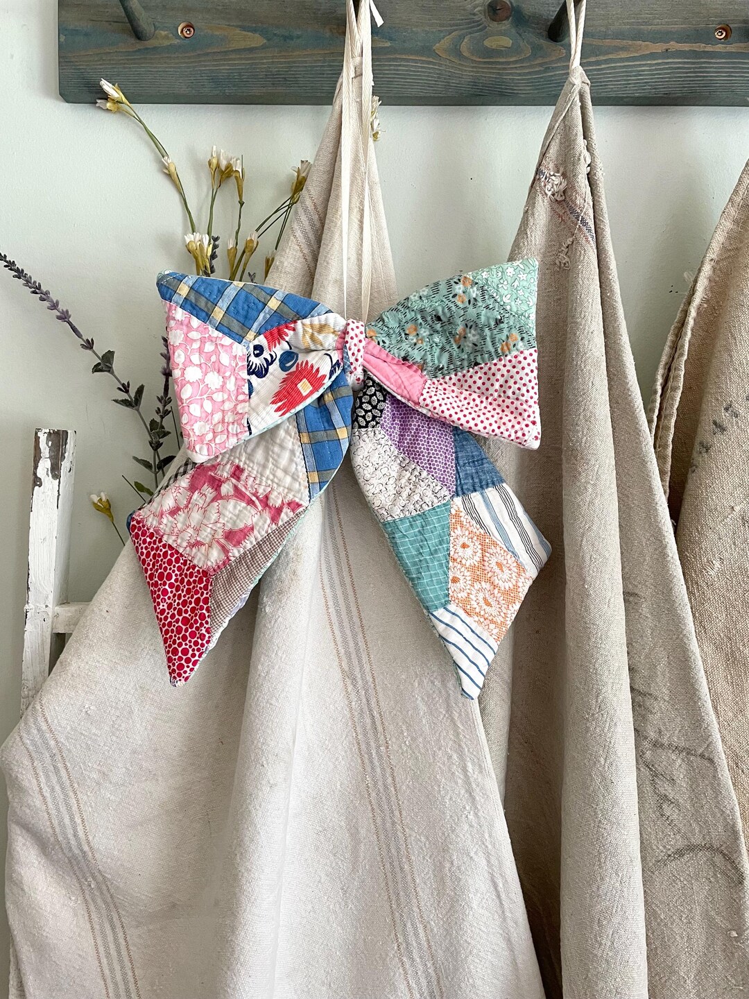 Vintage Antique Quilt Hanging Bow / Home Decor / Farmhouse / Peg Rack ...