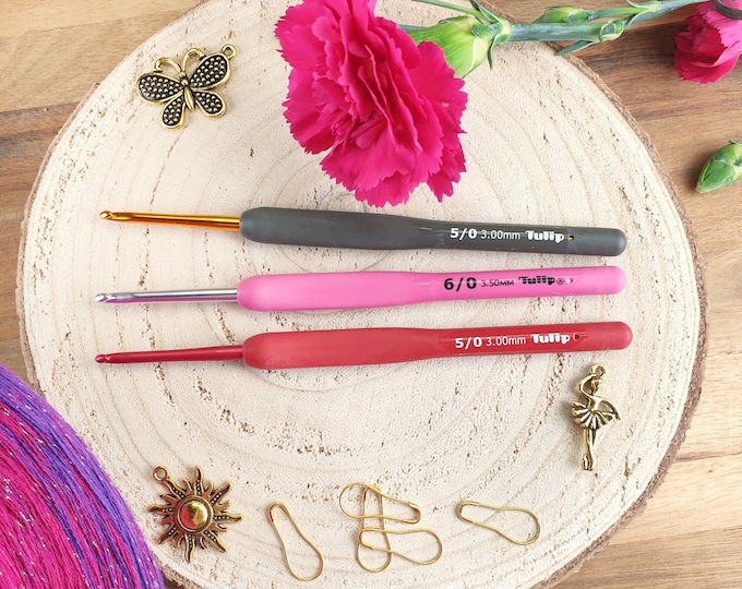 Tulip Etimo Rose & Blue Lace Ergonomic Cushion Grip Crochet Hook 0.50mm ...