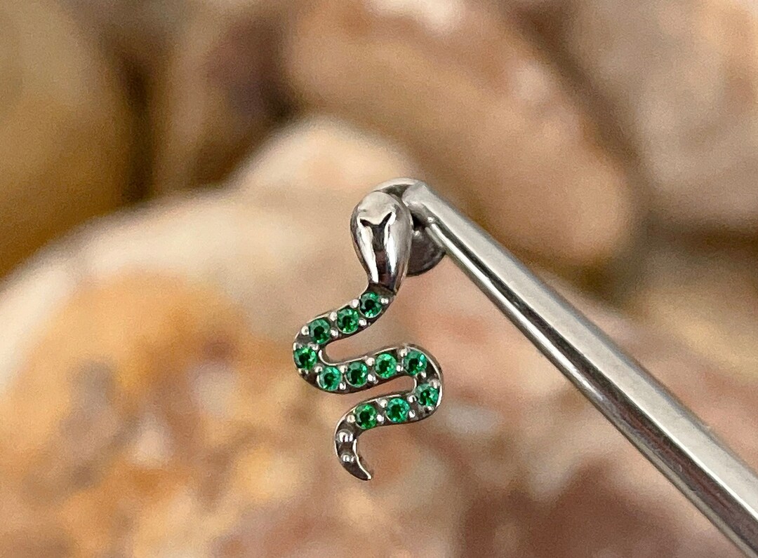 ASTM F136 Titanium Emerald Green Paved Cubic Zirconia Gem Snake Labret ...
