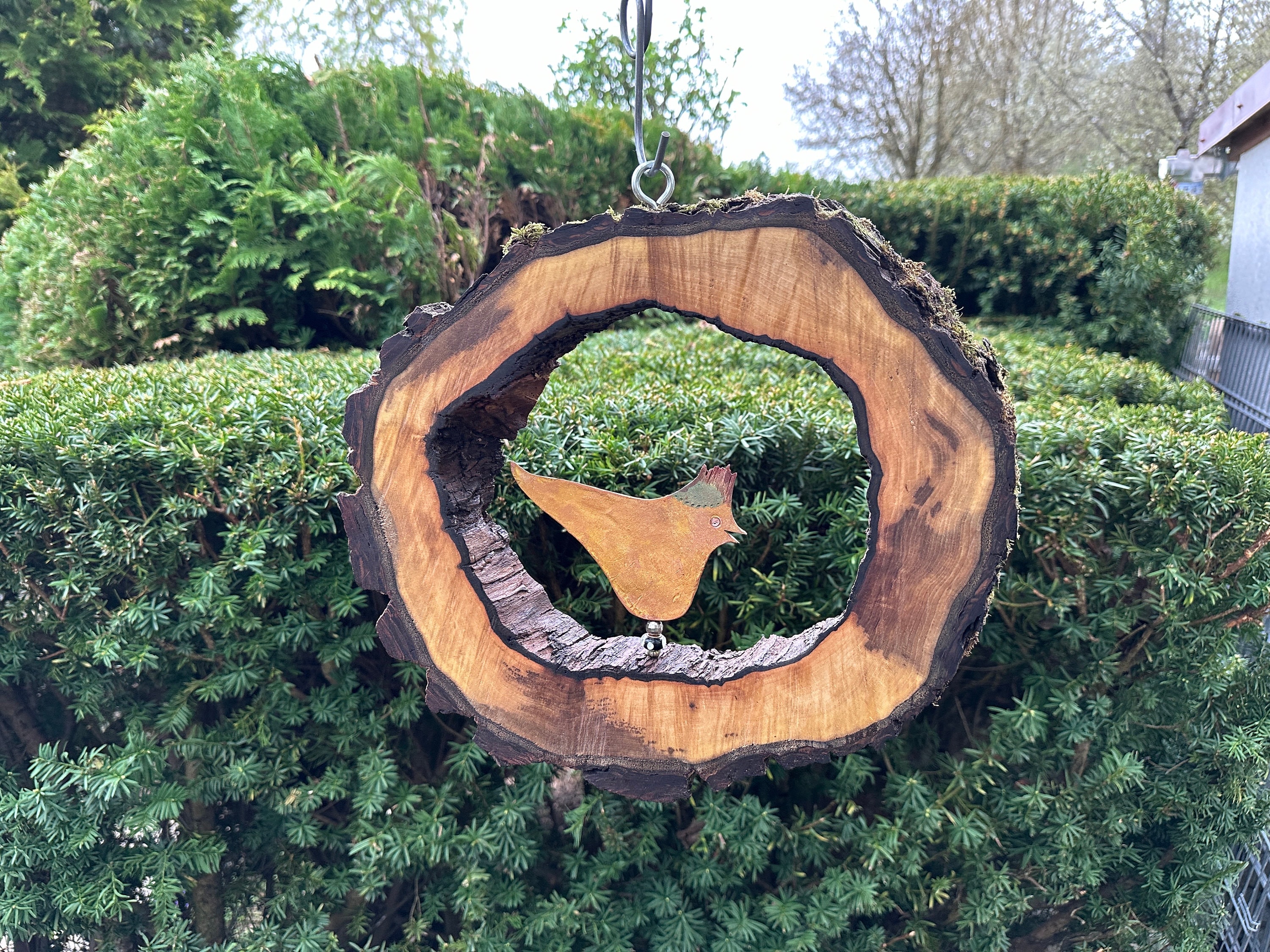 Großes Windspiel aus Nussbaum Holz, hohle große Baumscheibe mit handgetöpferten Vogel aus ...