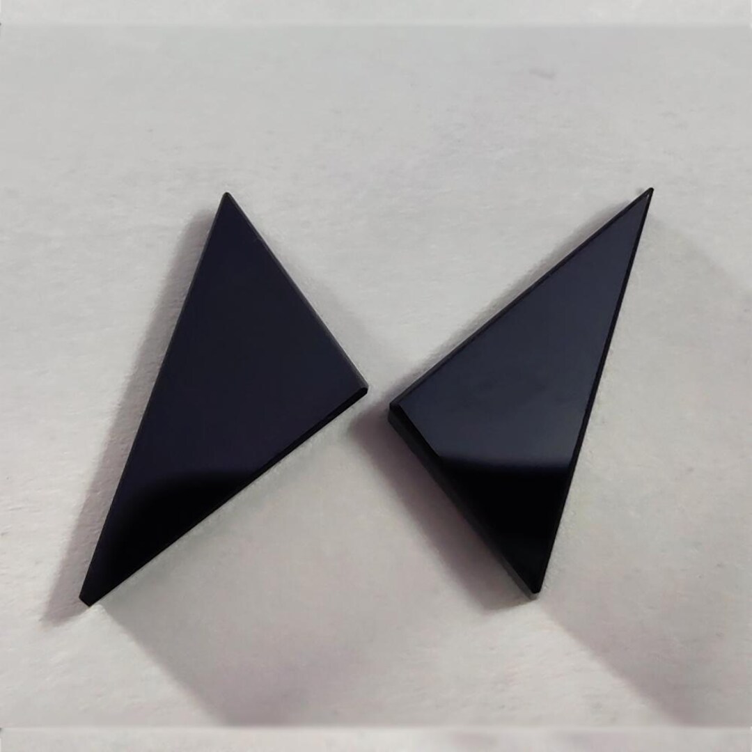 Natural Black Spinel Tringle Shape Plain Polished, Size : 17x12x20 Mm ...