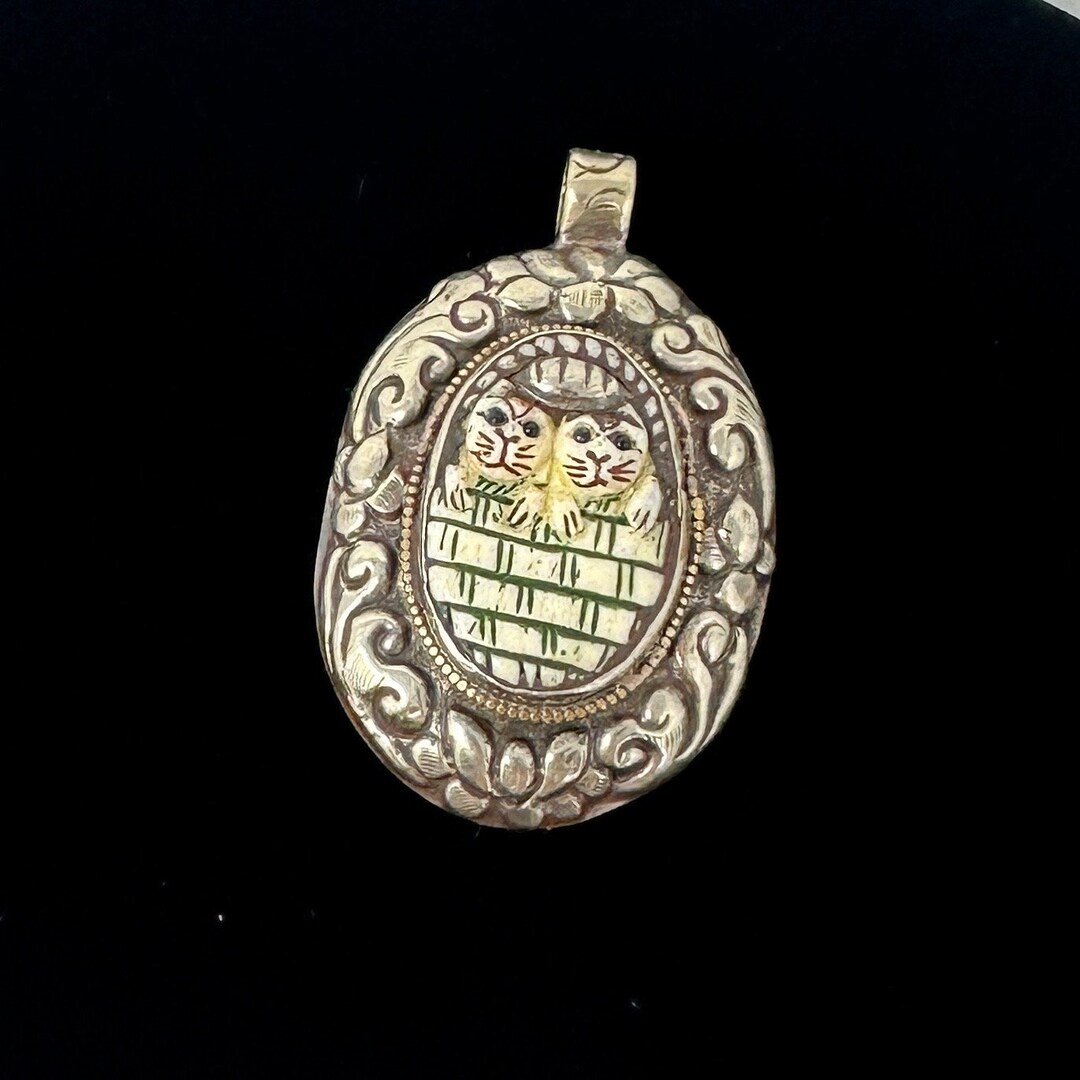 Oval Silver Tone White Cats Medallion Pendant 2", Vintage Silver White ...