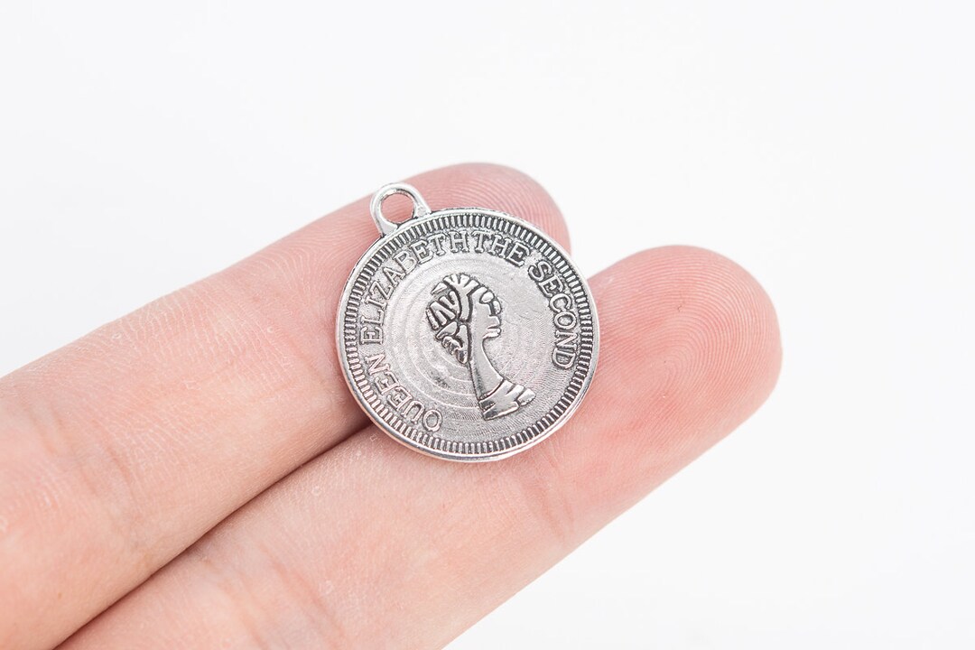 10 Pcs Queen Elizabeth the Second Coin Charm Double Side Antique Sliver ...
