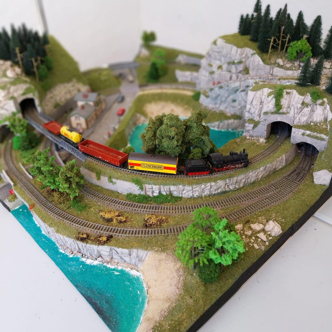 HO Scale Railroad Layout Diorama Base Size 125 X 105 Cms. (49 X 41.5 ...