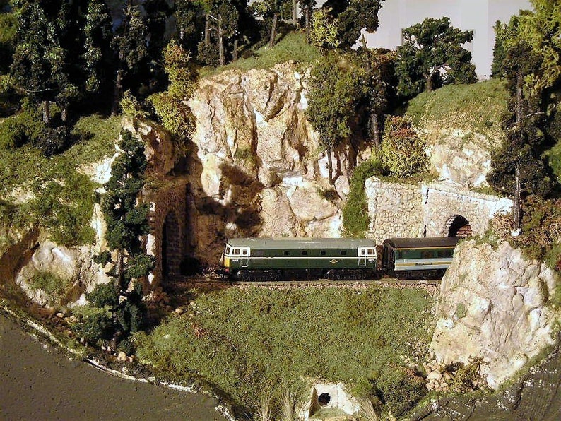 Single Track Model Railway Layout With Watarfall and Lake in N Scale 1/ ...