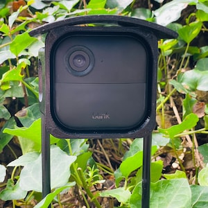 BLINK OUTDOOR 4 Cam Ground Staked Mount // an Outdoor Garden and Flower ...