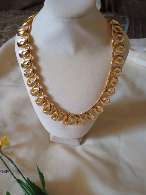 Vintage Chucky Gold Tone Chain Loop Necklace 15 Inches - Gem