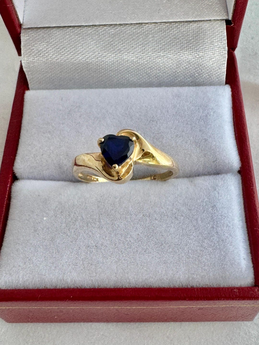 10K Solid Gold Sapphire Heart Design Yellow Gold Ring Grams 1.77 ...