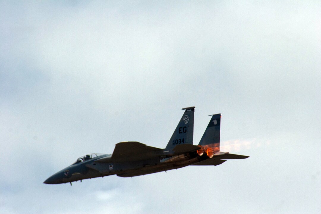US Air Force F-15 Eagle Fighter Screen Saver Background Wallpaper ...