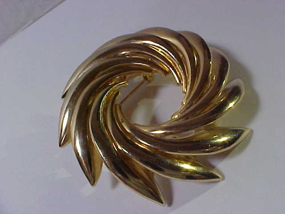 Vintage 1950s/60s All Metal Swirling Gold Tone Brooch… - Gem