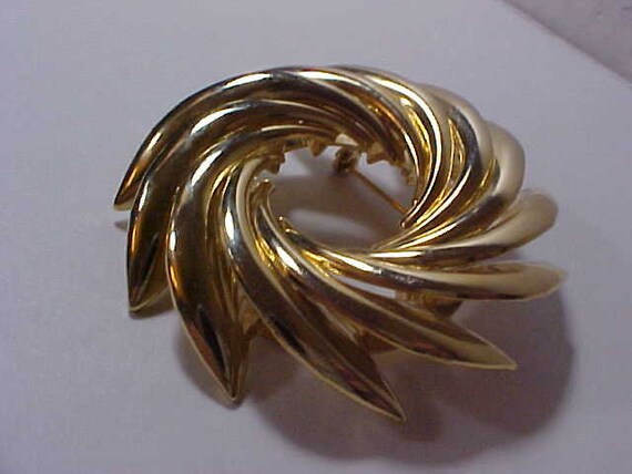 Vintage 1950s/60s All Metal Swirling Gold Tone Brooch… - Gem