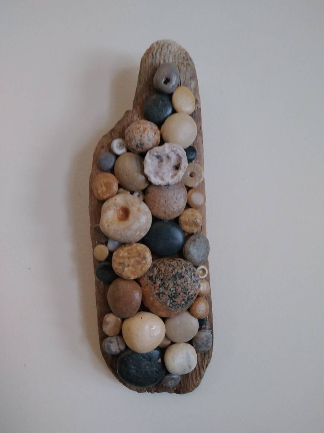 Natural Beach Stone Wall Deoor , Round Beach Stones on Driftwood, Stone ...