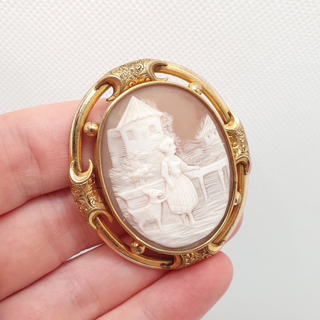 Ancienne broche camée victorienne en or laminé femme avec chèvre agriculteur sujet rare grande ...