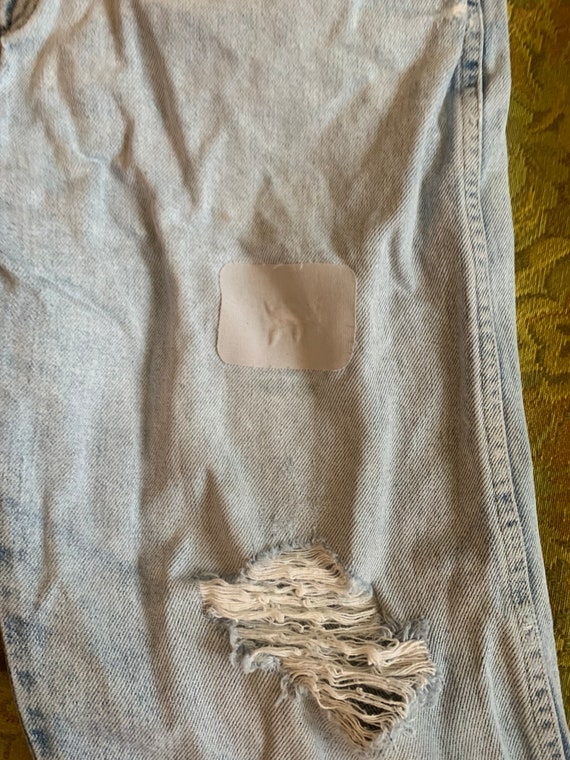 Light Wash Distressed Jeans - Gem