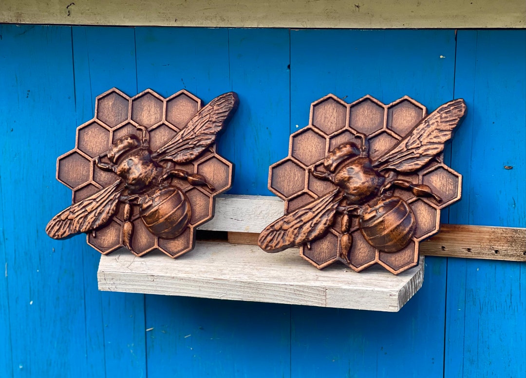 Abeille en bois assise sur une sculpture en nid d'abeille Une pièce de décoration d'intérieur ...