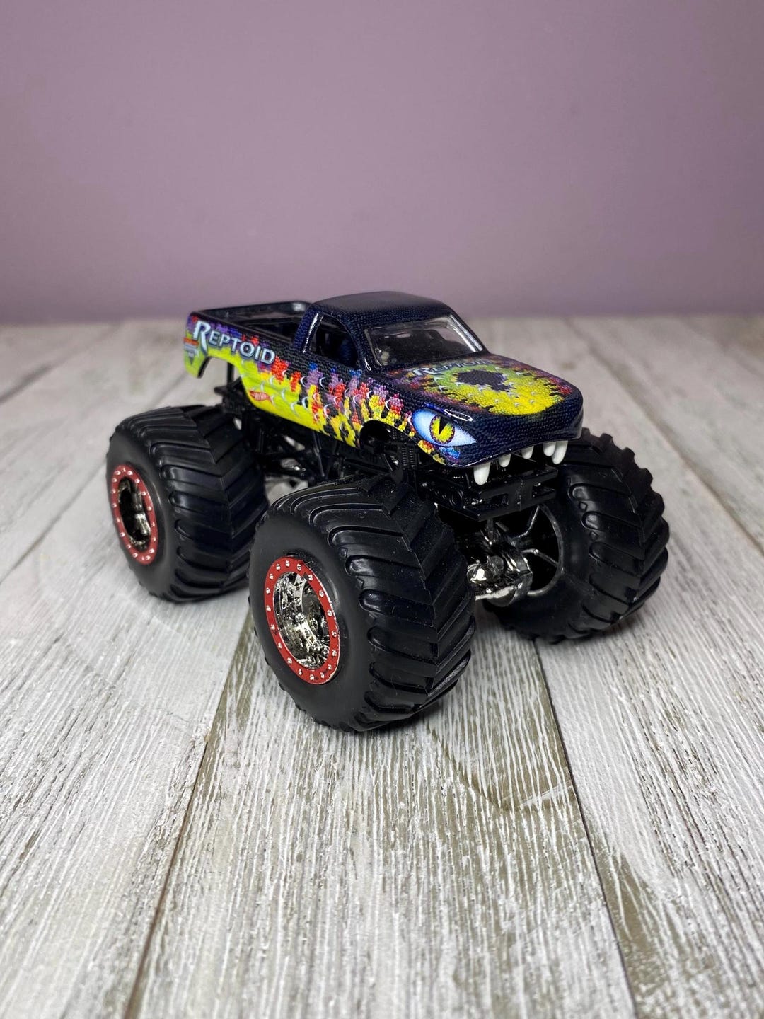 Monster Jam Reptoid Monster Truck Metal Vehicle 1:64 Scale Hot Wheels ...