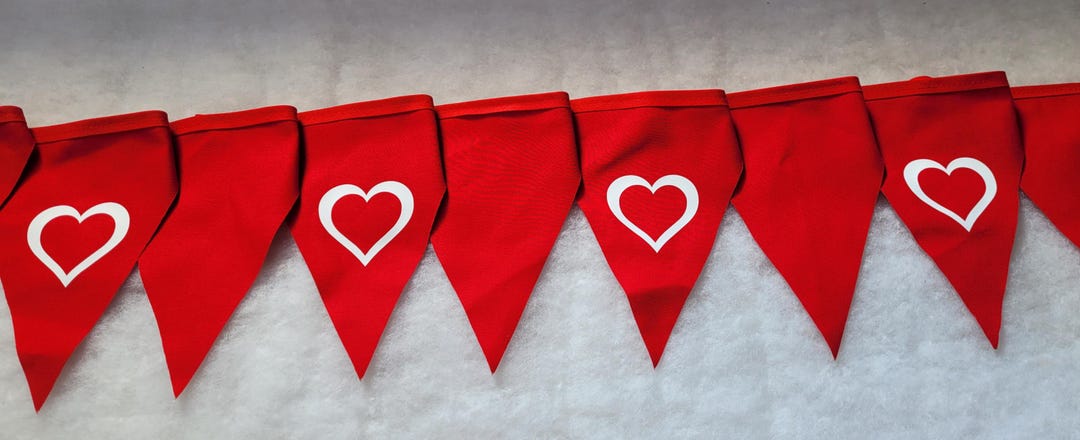 Banderines de tela con corazones rojos: decoración para bodas de San ...