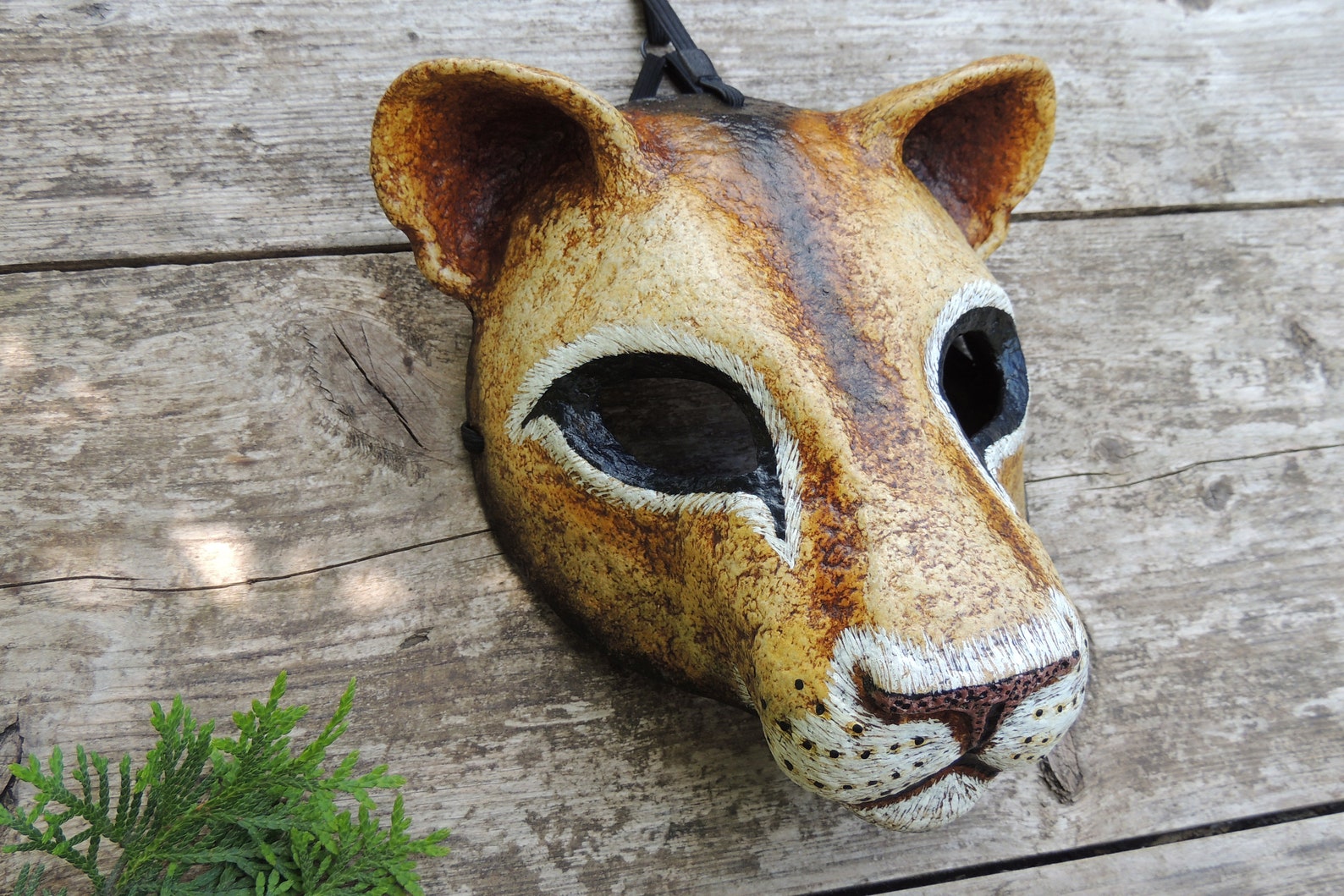 Mascarilla de mascarada. Disfraz de máscara de león. Papel maché ...