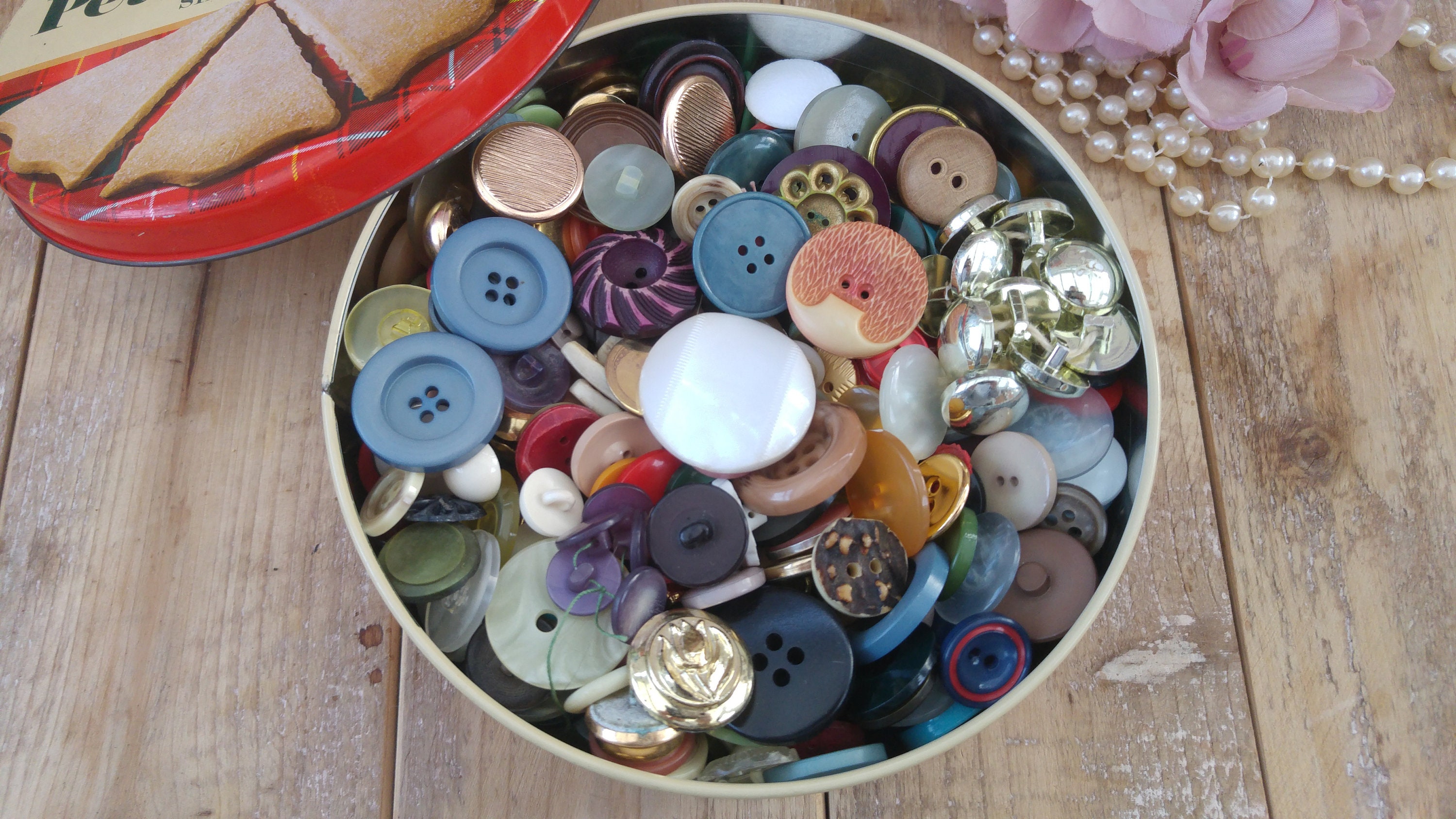 Vintage tin full of vintage buttons. Just like my nans tin of | Etsy
