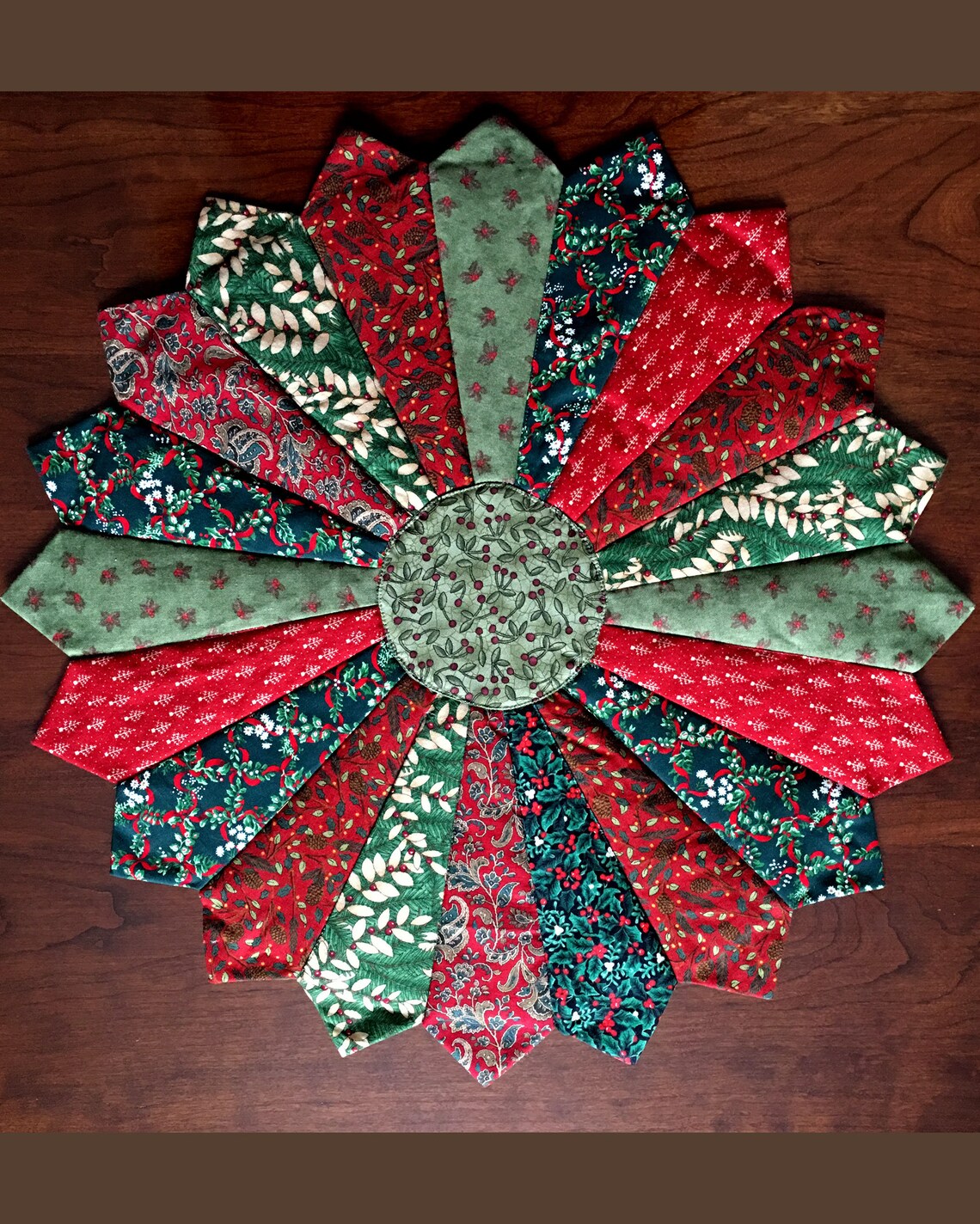 Dresden Plate Quilted Christmas Table Topper | Etsy