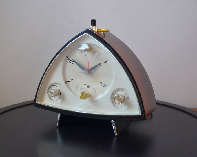 Vintage Mid-century Modern "wedge" Clock Radio by Silvertone for Sears ...