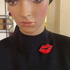 MARION GODART Paris Broche Lèvres Strass Rouge Étincelant Sparkling Red ...