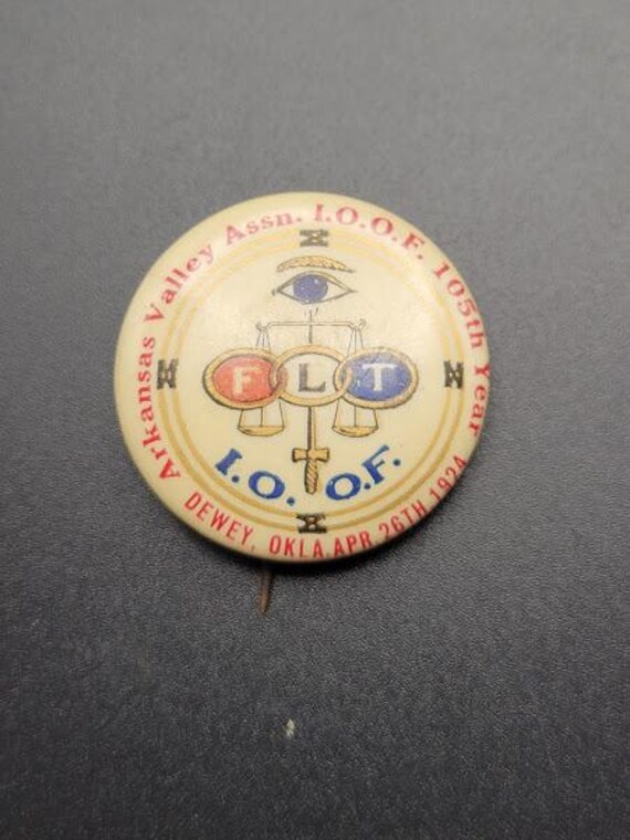 Antique Odd Fellows IOOF Pin Back Button FLT 105th Ye… - Gem