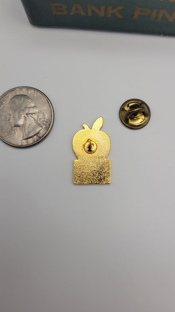 3M Newtons Apple Vintage Enamel Pin - Gem