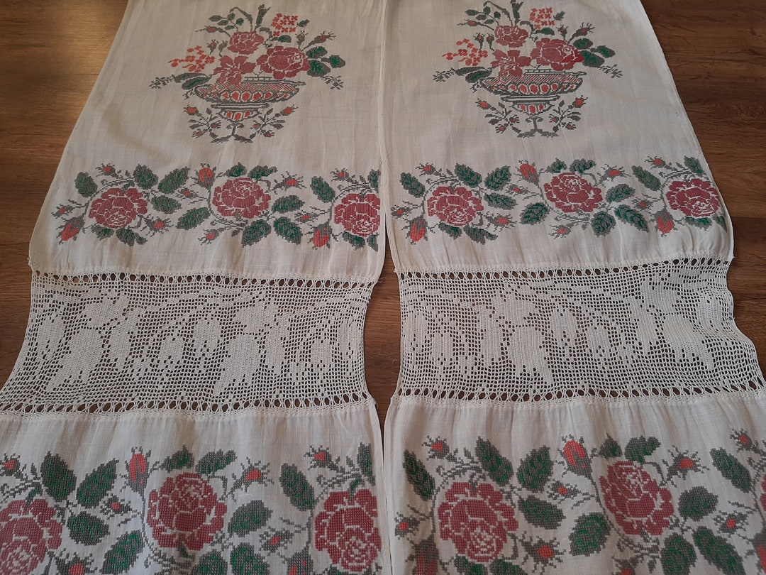 Flowers on Vintage Ukrainian Table Runner Ukrainian Vintage Embroidered ...