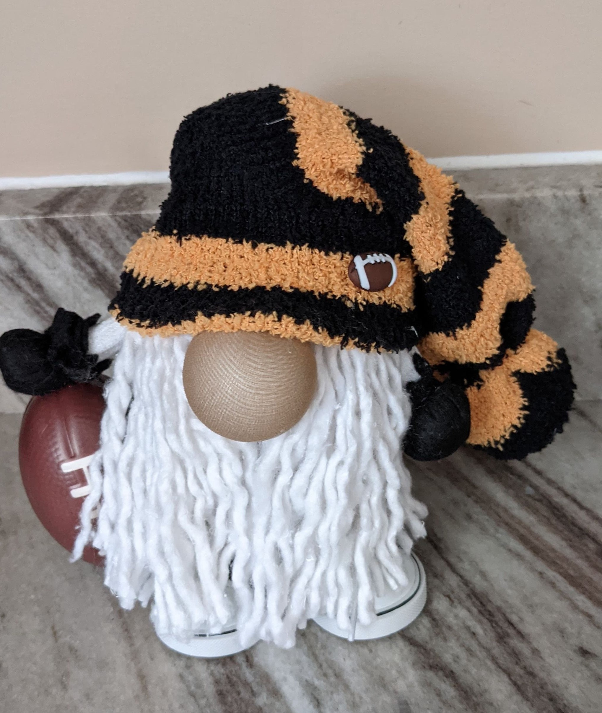 Football Gnome, Décor Gnome, Gold and Black Gnome - Etsy