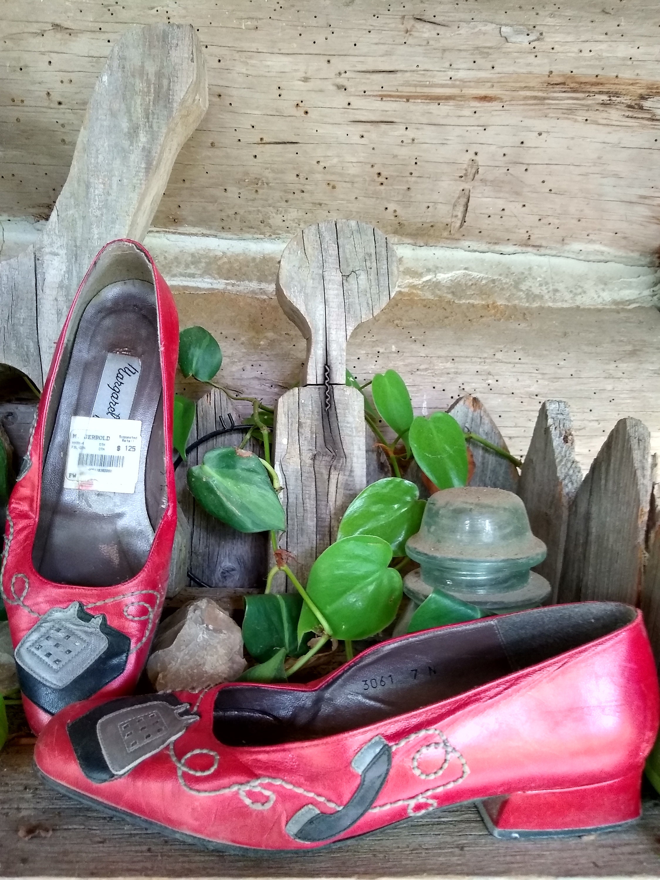 Red & Black Telephone Leather Applique Shoes by Margaret Jerrold Sz 7N ...
