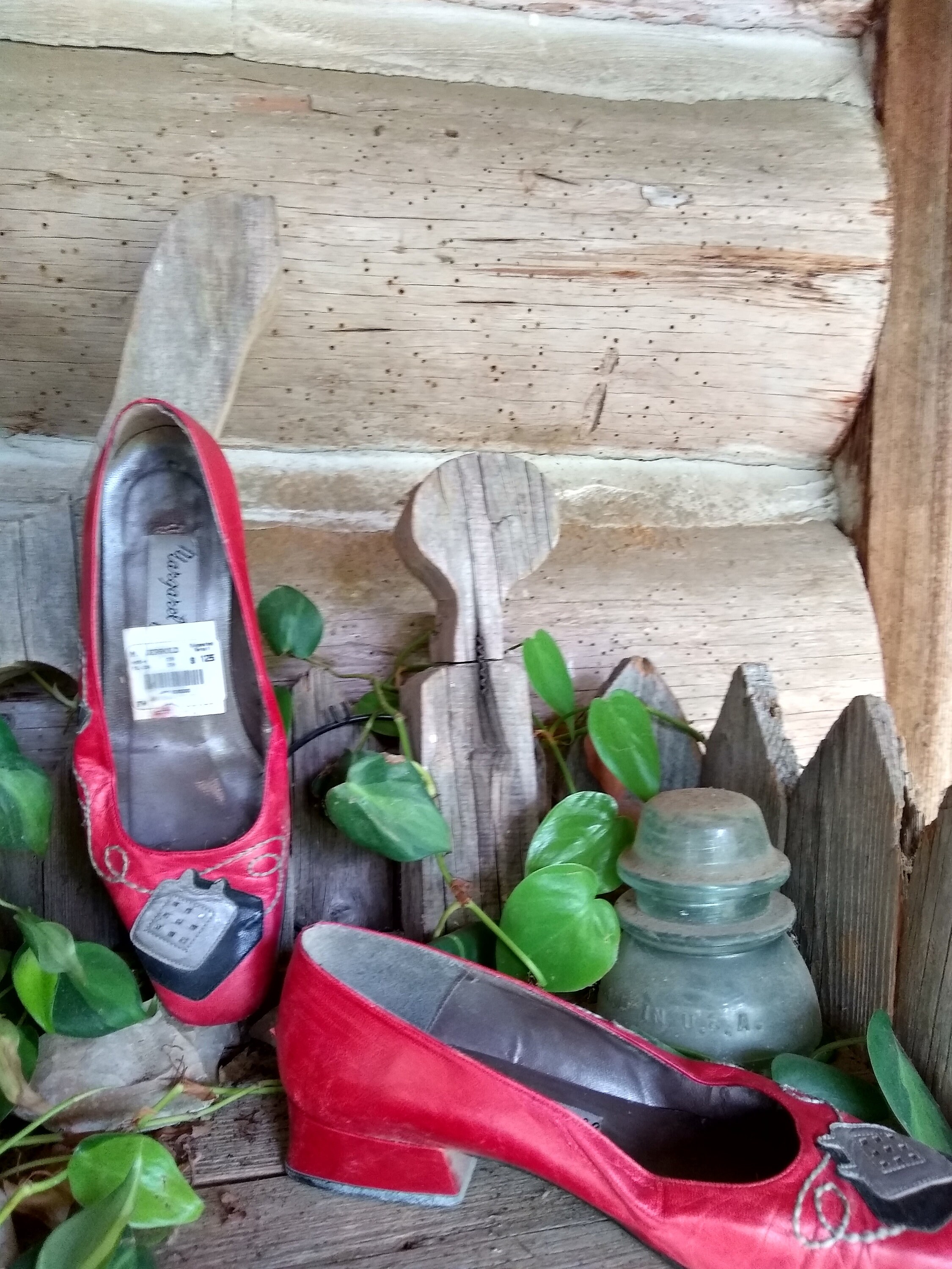 Red & Black Telephone Leather Applique Shoes by Margaret Jerrold Sz 7N ...