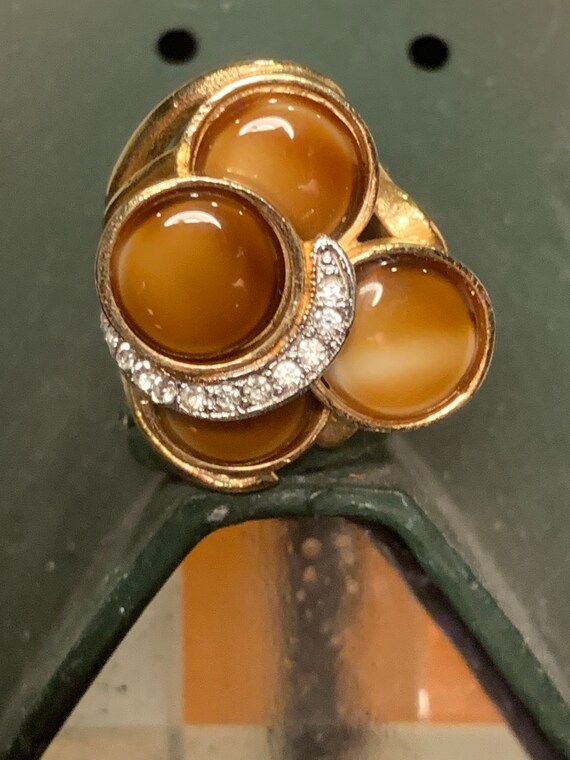 beautiful ring with several - Gem